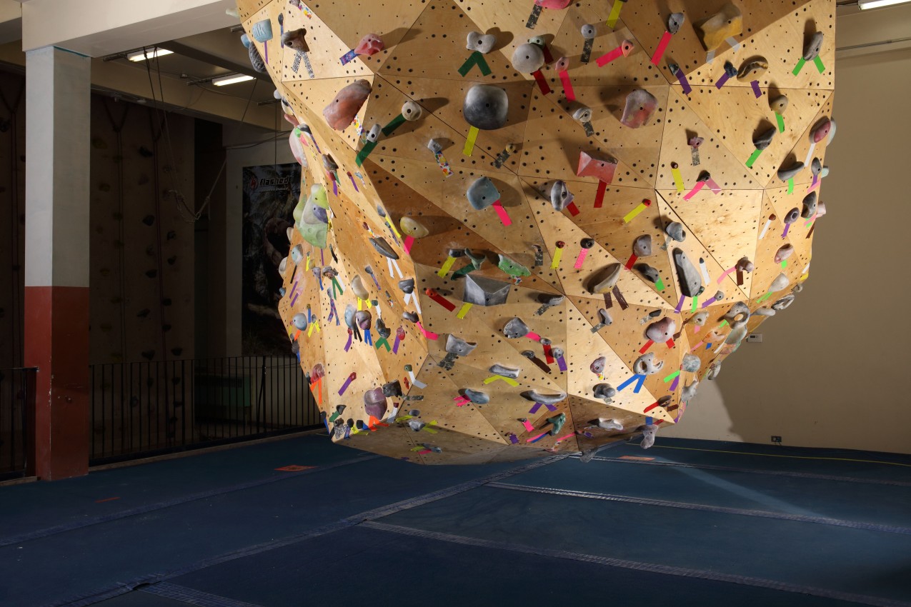 stronghold boulder 6.JPG - Calgary Climbing Centre